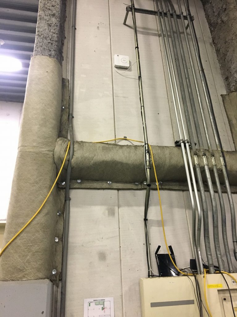 倉庫への無線LAN親機の設置作業 | syshan株式会社